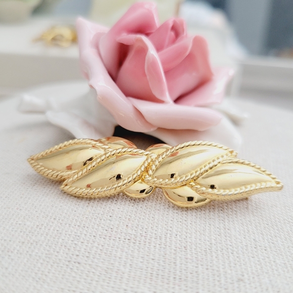 Monet | Jewelry | Vintage Monet Brooch | Poshmark